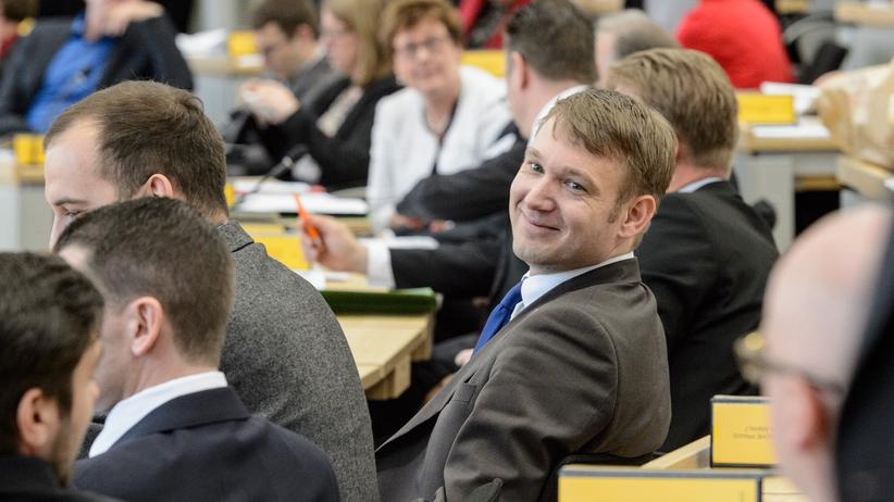 AfD Sachsen-Anhalt: Vom Neonazi-Funktionär zum AfD-Mitarbeiter | ZEIT ... AfD Sachsen-Anhalt: Vom Neonazi-Funktionär zum AfD-Mitarbeiter | ZEIT ...
