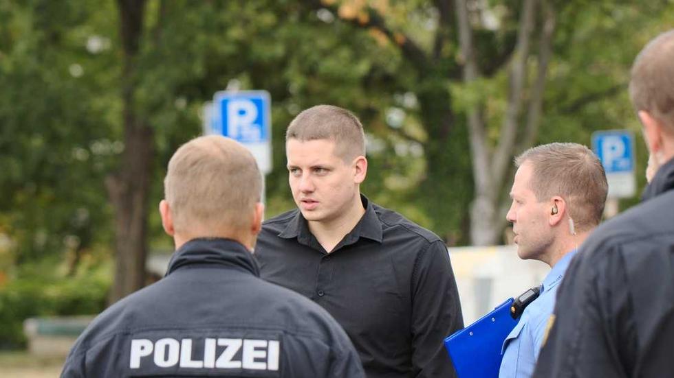 Rechtsextremismus: Identitären-Chef hat Job im Bundestag | ZEIT ONLINE