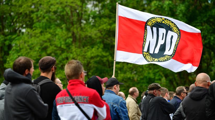 NPD-Poster: Gericht bewertet NPD-Plakat nicht als Volksverhetzung ...