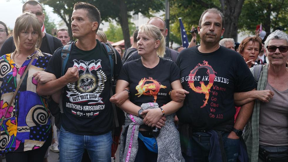Corona-Proteste: Verfassungsschutz warnt vor neuer Form des Extremismus ...