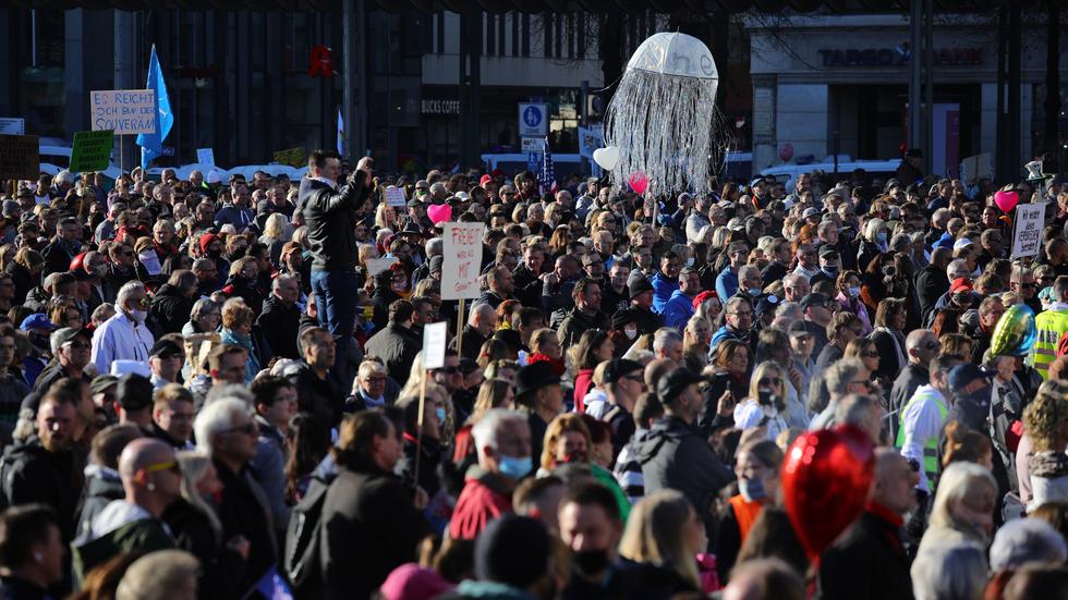 Querdenken-Bewegung: Verfassungsschutz befasst sich mit Querdenken ...
