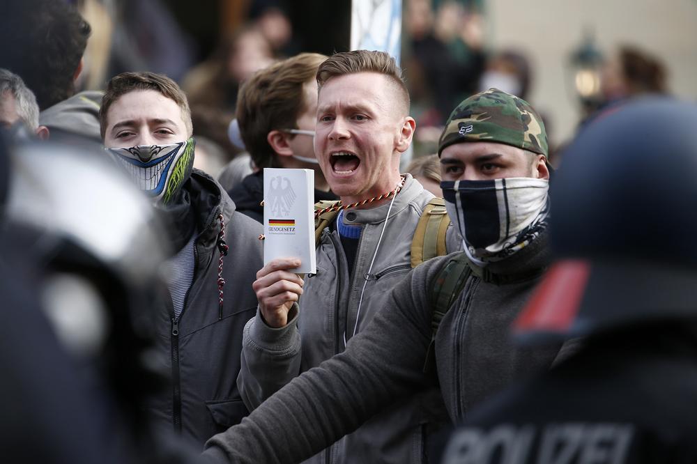 Querdenken-Demo in Berlin: Maskenlos gegen die angebliche Ermächtigung ...