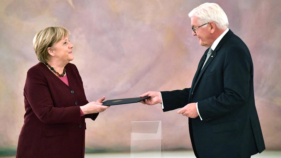 Entlassung der Bundesregierung: Bundespräsident überreicht Kabinett ...