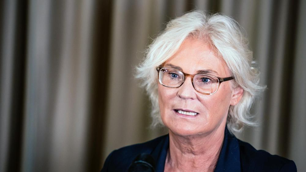 Silvestervideo: Scholz spricht Verteidigungsministerin Lambrecht sein ...