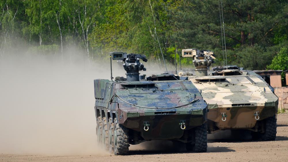 Rüstungsgeschäft: Bundeswehr erhält mehr als 100 australische Gefechtsfahrzeuge | DIE ZEIT