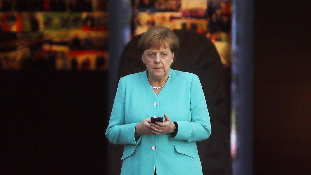 Afghanistan-Abzug: Die verschollenen Handys von Merkel und ihren ...