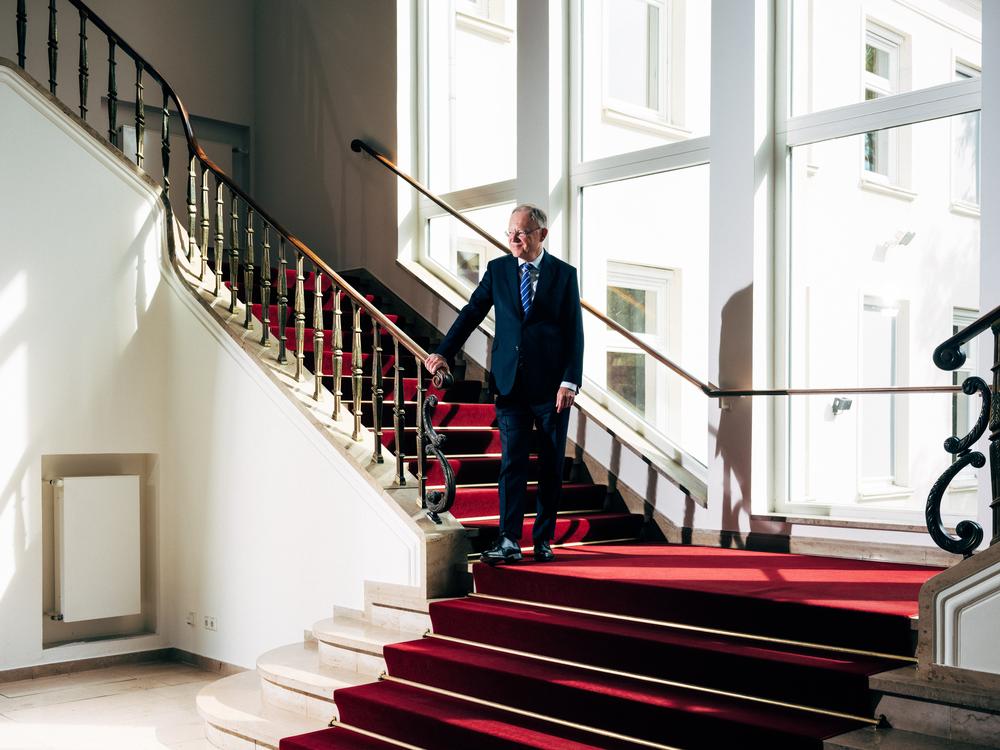 Stephan Weil: Eine Kuhfladen hinterm Schreibtisch | ZEIT ONLINE