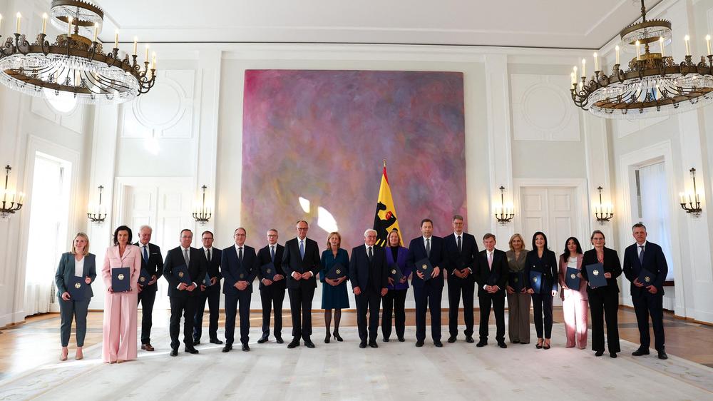 Bundesregierung: Kabinett Merz im Bundestag vereidigt | DIE ZEIT