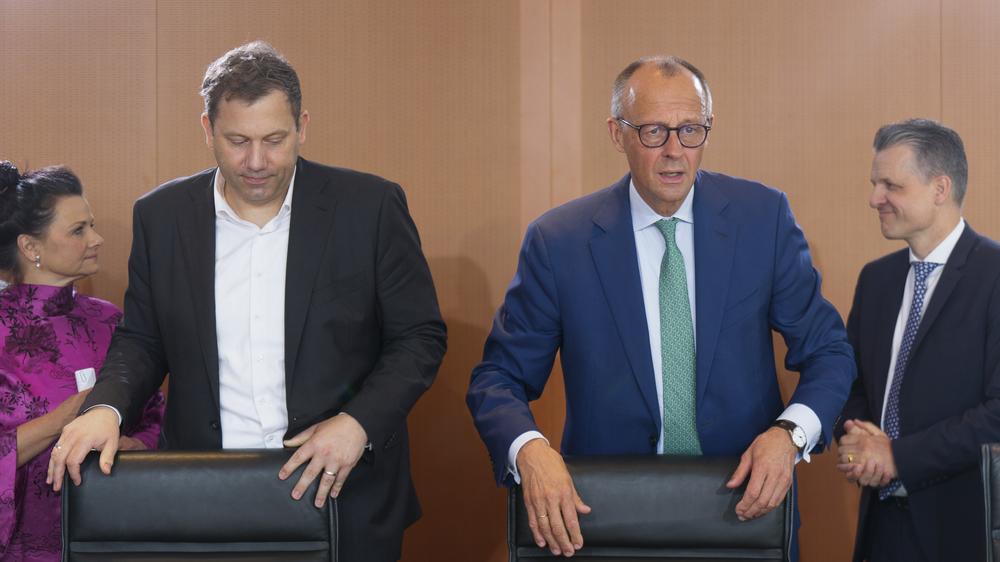 Bundesverfassungsgericht: Bundeskanzler Friedrich Merz und Bundesfinanzminister Lars Klingbeil (2. v. l.): Die Union und die SPD lehnen eine Sondersitzung im Bundestag für die Verfassungsrichterwahl ab.