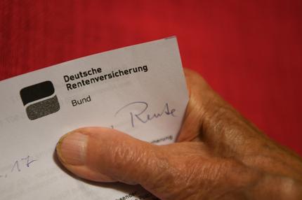Rente: Rentenbescheid einer Rentnerin: Bei Reformen zum neuen Gesetz sind Junge Union und Jusos sich nicht einig.
