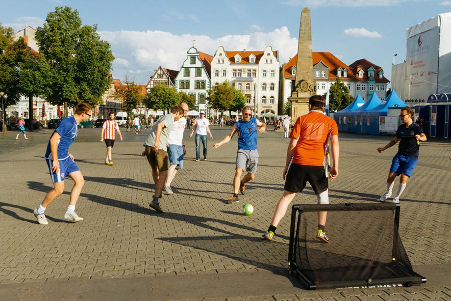 Straßenfußball: Um 17 Uhr spielt die Welt Fußball | ZEIT ONLINE