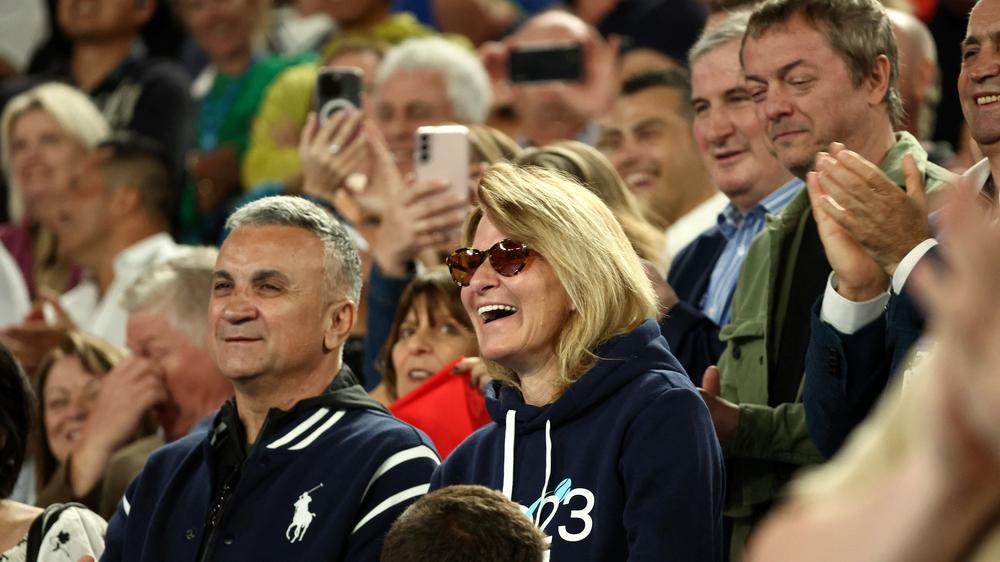 Australian Open: Đokovićs Vater bleibt nach Video mit Putin-Anhängern Halbfinale fern | DIE ZEIT