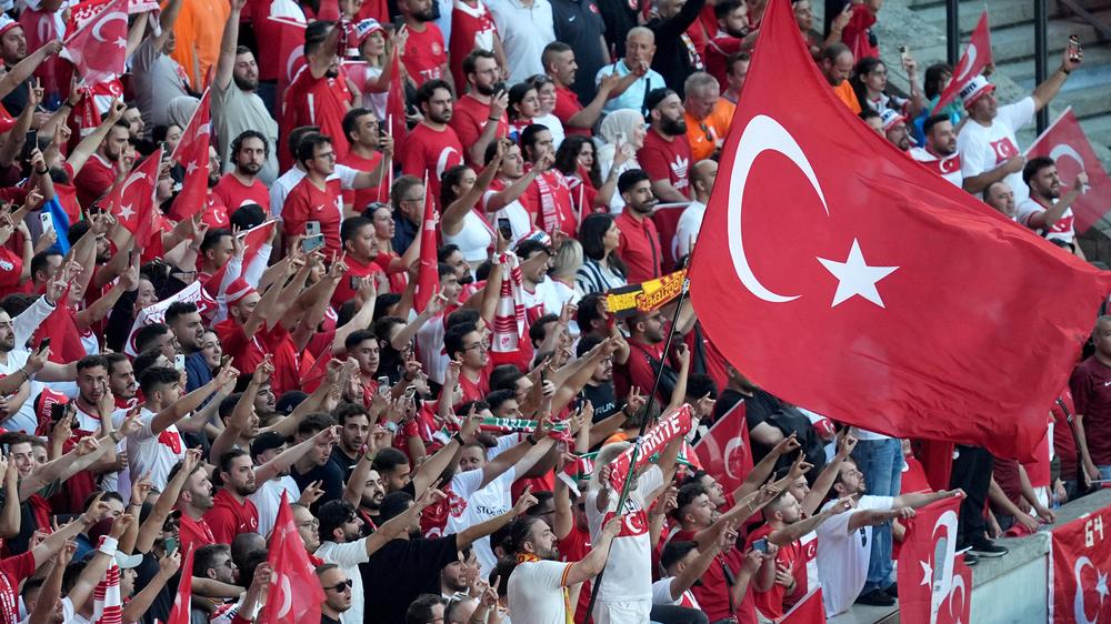 Fußballeuropameisterschaft: Tausende türkische Fans zeigen im Stadion ...