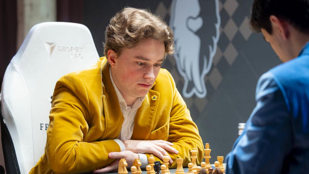 Schach : Vincent Keymer gewinnt Schachturnier von Magnus Carlsen | DIE ZEIT