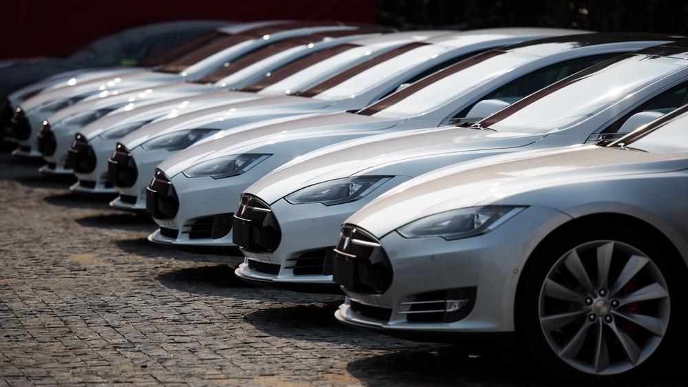 Elektroautos Tesla liefert mehr Autos aus als erwartet ZEIT ONLINE