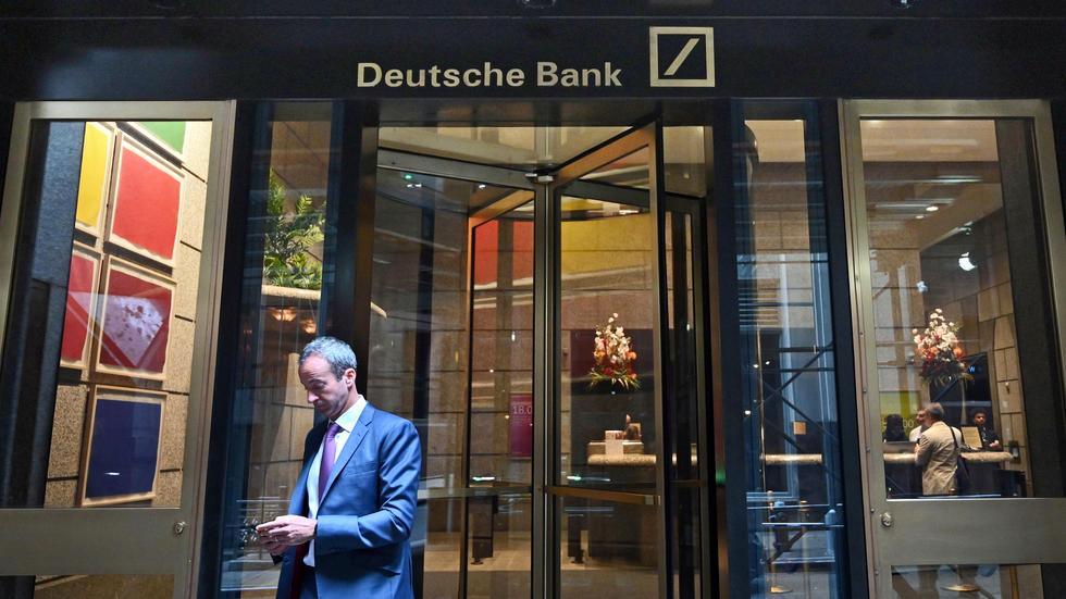 Sammelklage: Deutsche Bank will Epstein-Prozess mit 75 Millionen Dollar ...