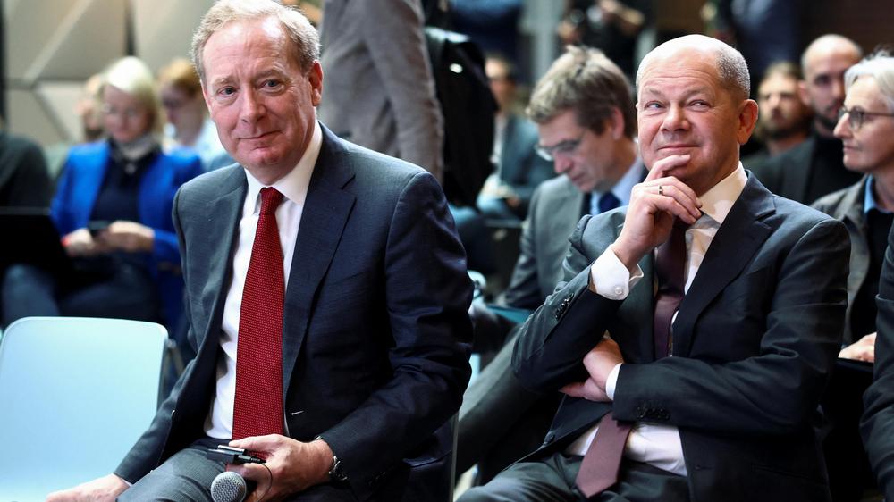 Künstliche Intelligenz: Microsoft investiert 3,3 Milliarden Euro in KI ...