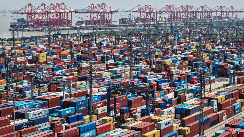 Welthandel: WTO hebt Handelsprognose für 2025 an | DIE ZEIT