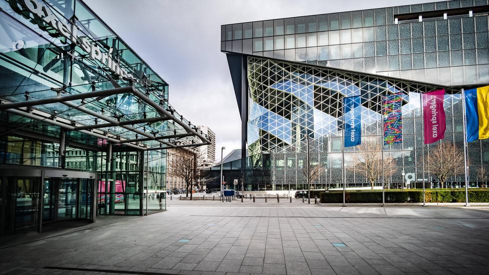 Medienkonzern: Axel Springer kündigt Stellenabbau bei "Bild" und "Welt ...