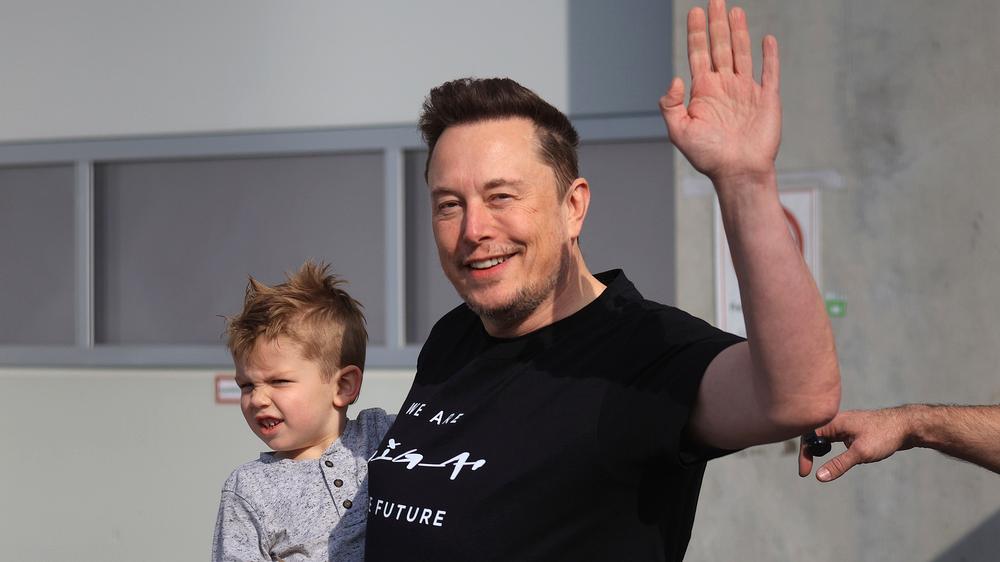 Tesla-Werk Grünheide: Elon Musk wird bei Besuch von Tesla-Fabrik in ...