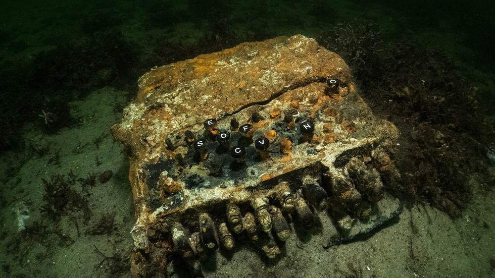 U-Boot-Krieg: Taucher finden Enigma-Chiffriermaschine in Geltinger ...