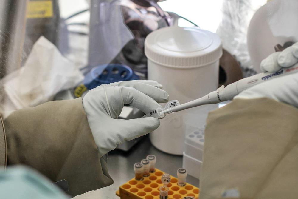 Ebola in Westafrika: Hilfe kommt nur vermummt im Schutzanzug | DIE ZEIT