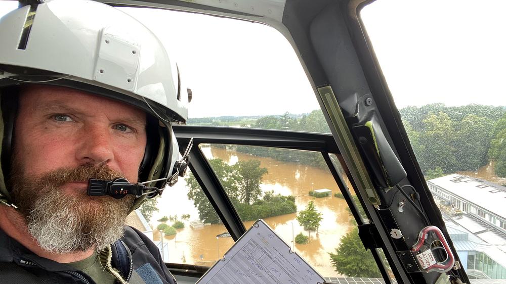 Hubschraubereinsatz nach Flut: "Dieses Baby im Maxi-Cosi vergesse ich nicht" | DIE ZEIT