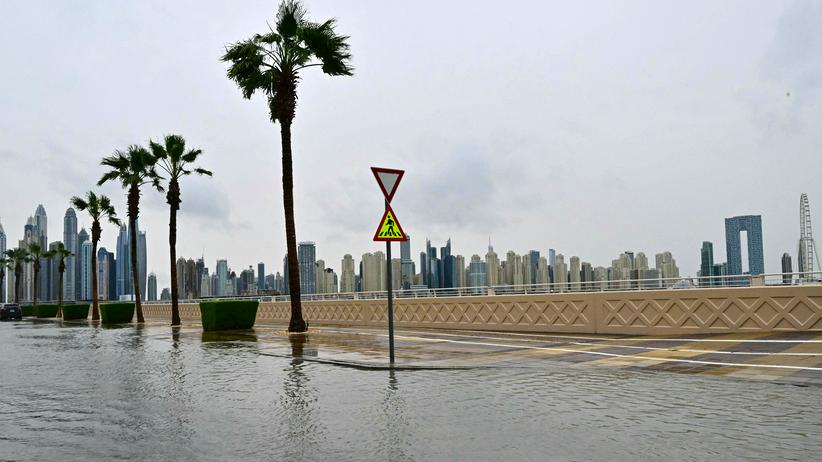 Unwetter: Starkregen in der Oberpfalz sorgt für überschwemmte Straßen ...