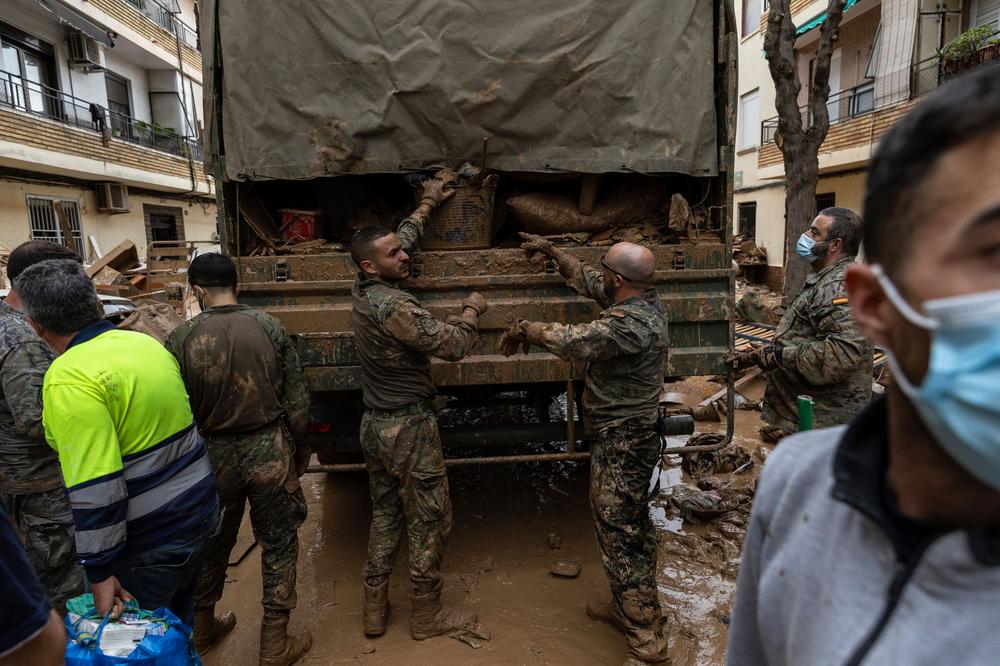 Flut in Spanien: Aufräumen nach dem Jahrhundertunwetter | DIE ZEIT