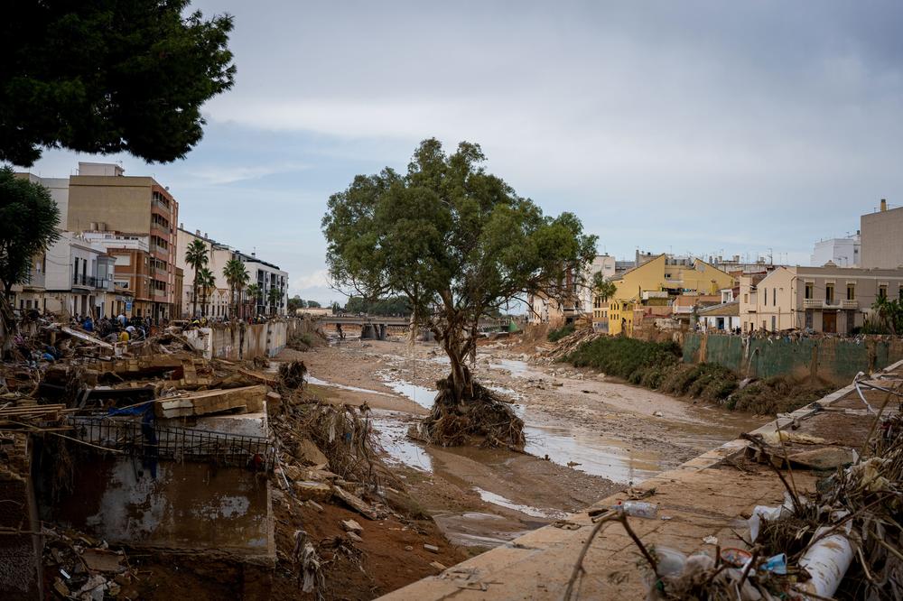 Flut in Spanien: Aufräumen nach dem Jahrhundertunwetter | DIE ZEIT