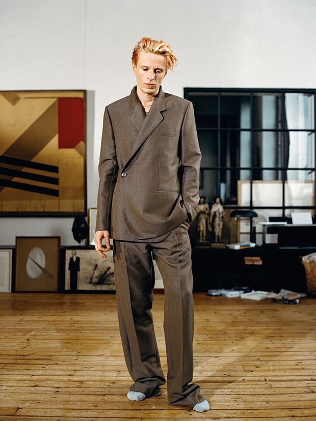 Alexander Scheer: "Du spielst den Text nicht, der Text spielt dich ...