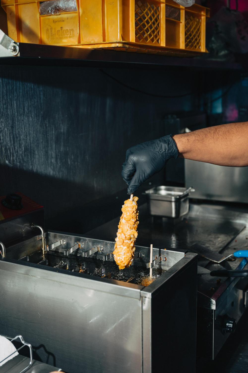 Streetfood am Kotti: Maisteig, Würstchen, Soße und: TikTok | ZEITmagazin