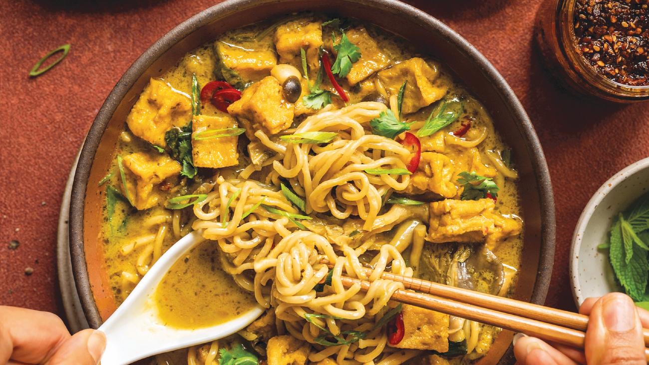 Vegane Laksa-Currynudelsuppe: Frisch aus dem Schmelztiegel | ZEITmagazin